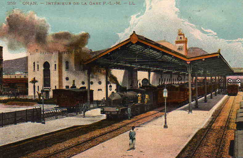 AFRIQUE. ALGERIE. ORAN. Interieur de la Gare avec le Train ...
